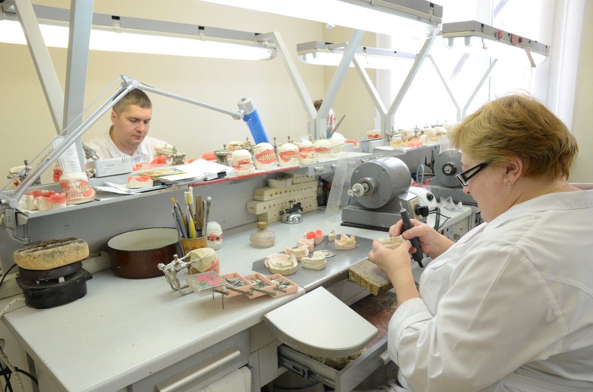 Кузбасская стоматологическая поликлиника на улице 50 лет Октября, 15 (1 ...